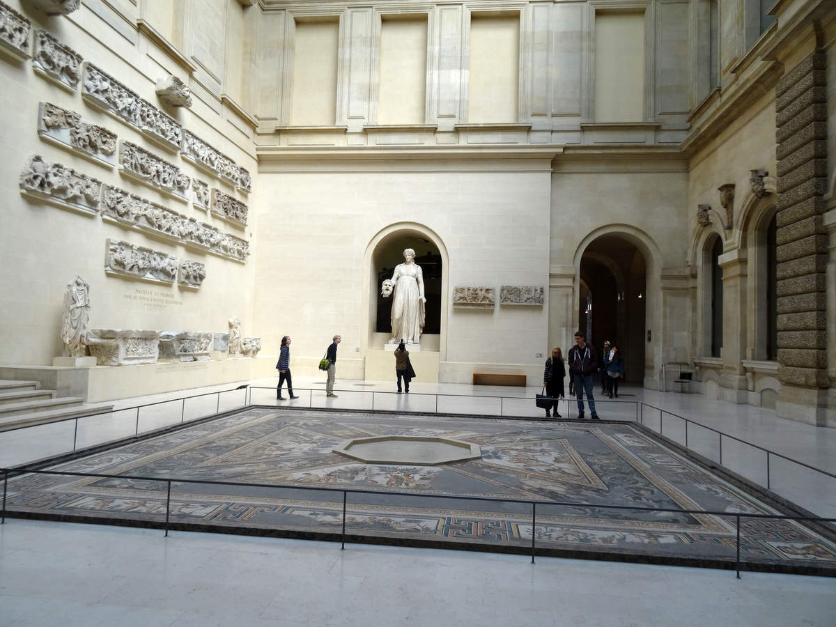 Cour du Sphinx abriga um conjunto de obras mais completas do Louvre.